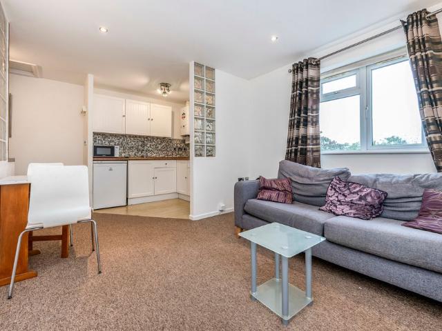 1 bedroom maisonette to rent South Eighth Street, Milton Keynes, Buckinghamshire, MK9