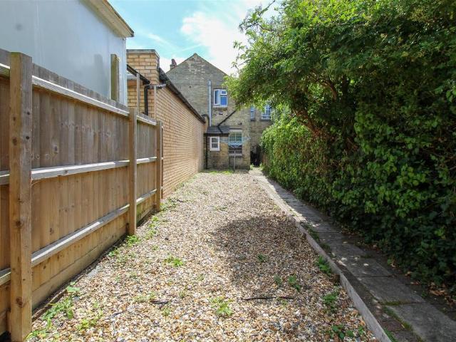 1 bedroom maisonette to rent