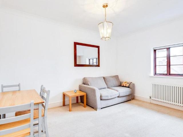 1 bedroom maisonette to rent