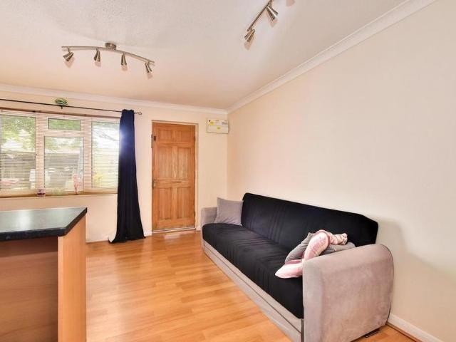 1 bedroom maisonette to rent