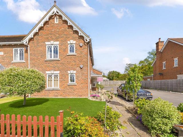1 bedroom maisonette for sale