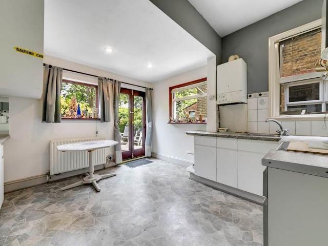 1 bedroom maisonette for sale