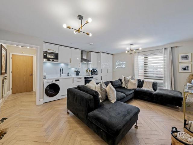 1 bedroom maisonette for sale