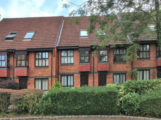 1 bedroom maisonette for sale