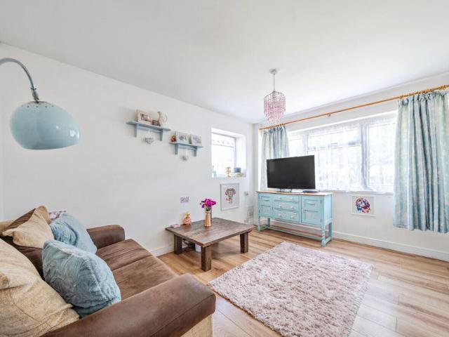 1 bedroom maisonette for sale
