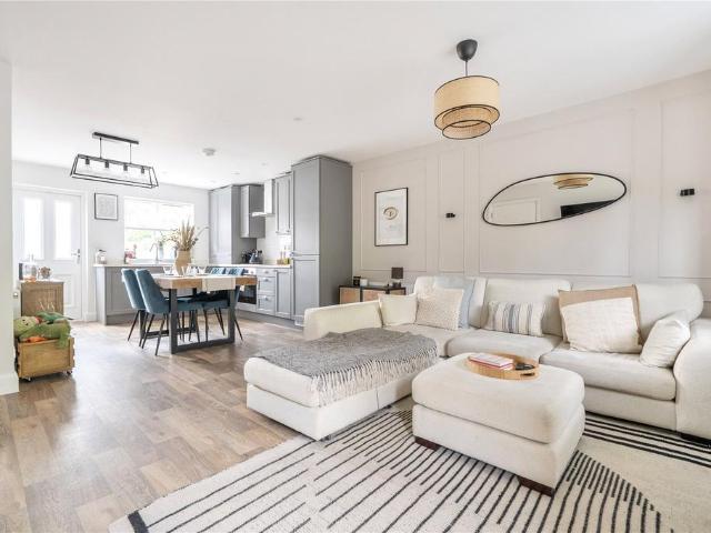 1 bedroom maisonette for sale