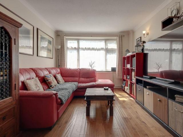 1 bedroom maisonette for sale