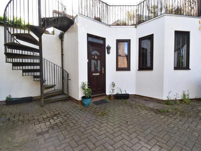 1 bedroom maisonette for sale