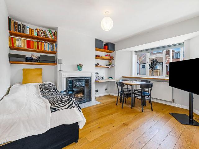 1 bedroom maisonette for sale