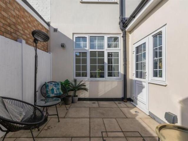 1 bedroom maisonette for sale in Edward Avenue, Highams Park, E4