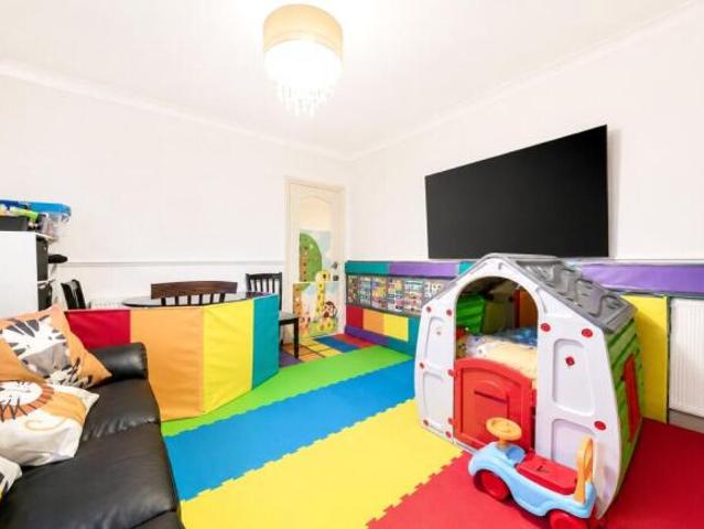 1 bedroom maisonette for sale in Foxburrows Avenue, Guildford, Surrey, GU2