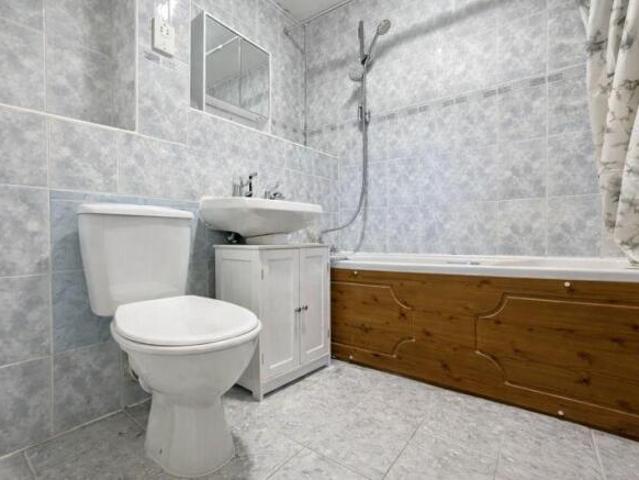 1 bedroom maisonette for sale in Greenacre Close, Northolt, UB5