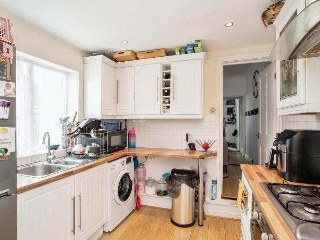 1 bedroom maisonette for sale in Harwoods Road, Watford, WD18