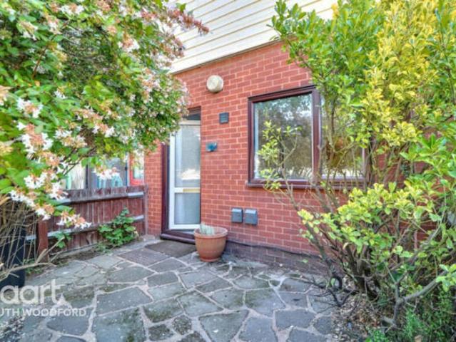 1 bedroom maisonette for sale in Maybank Road, London, E18