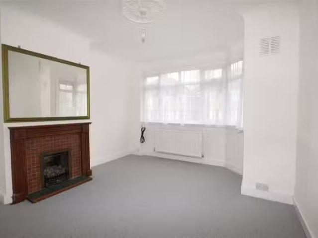 1+ bedroom maisonette for sale in Oak Tree Dell, Kingsbury, Lo.