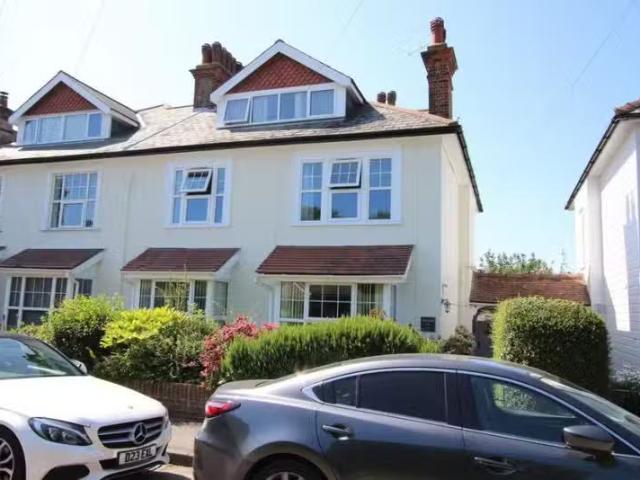 1 bedroom maisonette for rent in The Droveway St Margarets at.