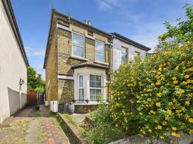 1 bedroom maisonette for rent in Chelsham Road, South Croydon.