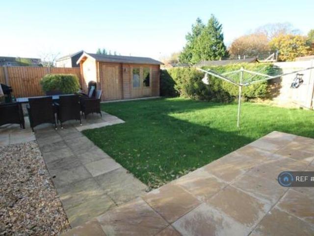 1 bedroom maisonette for rent in Foxburrows Avenue, Guildford, GU2