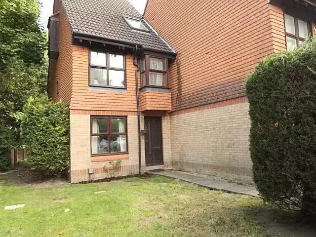 1 bedroom maisonette for rent in Hedgerley Court, Woking, GU21