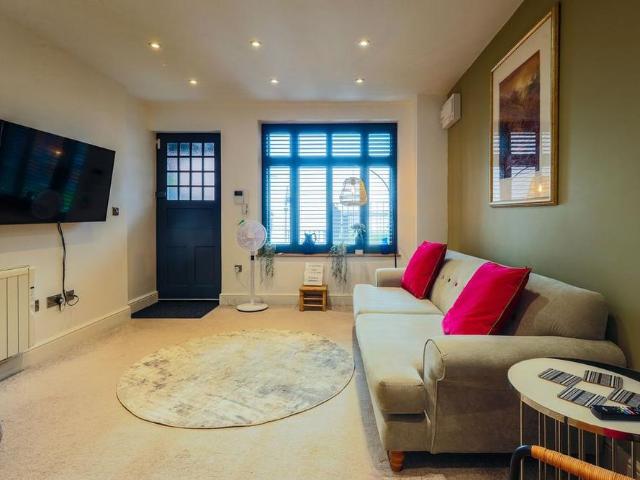 1 bedroom mews to rent