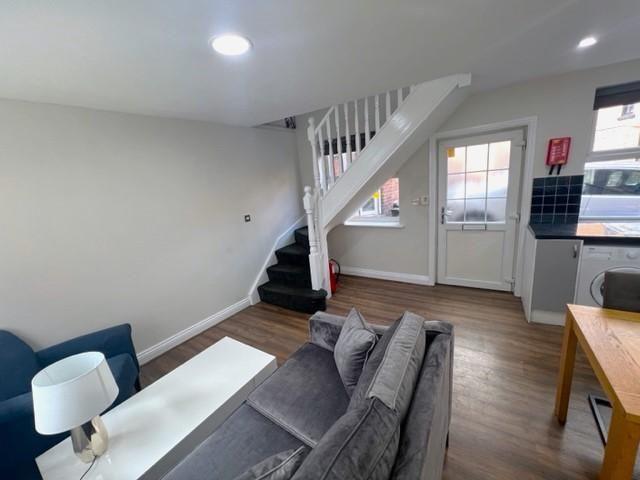 1 bedroom mews to rent