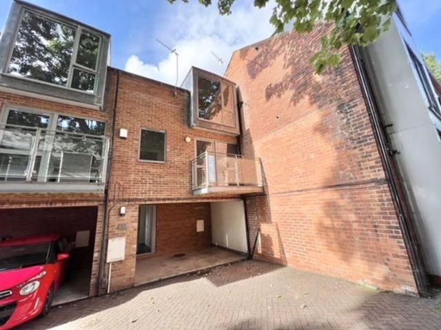 1 bedroom mews to rent