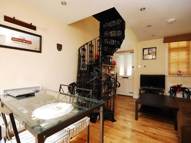 1 bedroom mews to rent