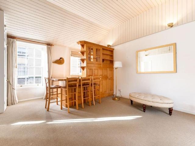 1 bedroom mews to rent