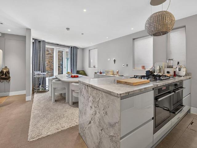 1 bedroom mews to rent