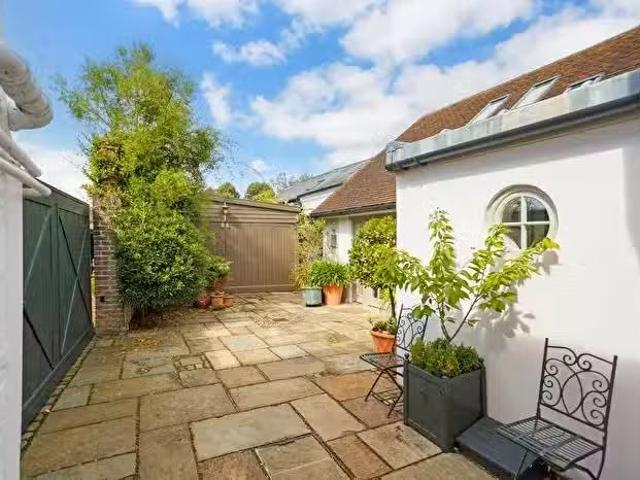 1 Bedroom Mews For Sale In East Street, Petworth, West Susinte.