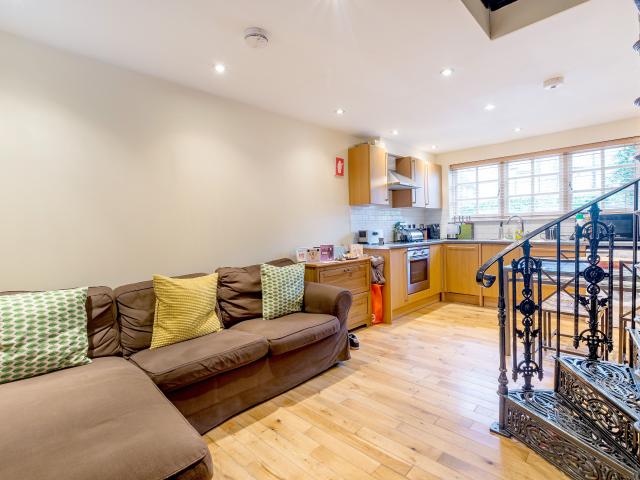 1 Bedroom Mews for Rent in Salisbury Mews | Foxtons