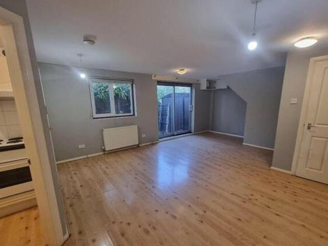 1 Bedroom Mews Property For Rent In London