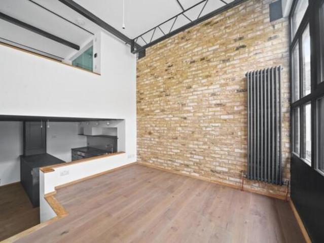 1 bedroom mews property for rent in Printers Mews, Teddington, TW11