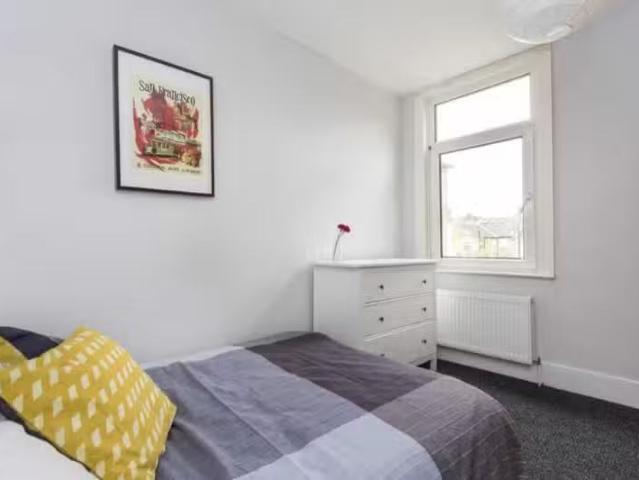 1 bedroom Mid Terrace Room to rent, Shieldhall Street, London.