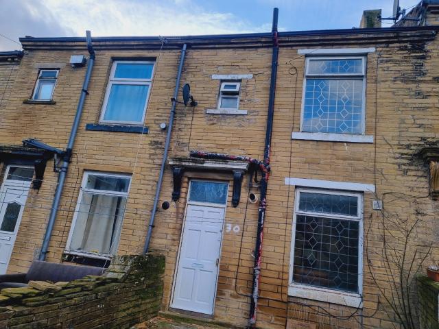1 bedroom mid terraced house Let in Bradford