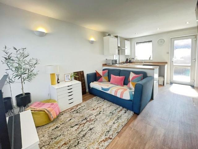 1 bedroom Mid Terraced House to let