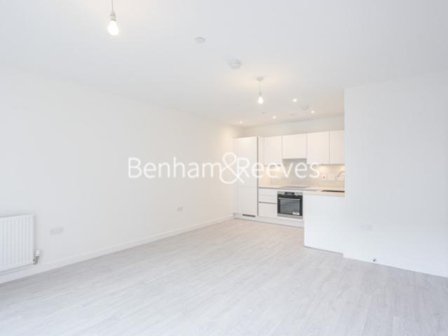 1 bedroom s flat to rent in Farine Avenue, Hayes, UB3, London