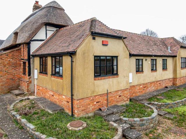 1 bedroom semi detached bungalow to rent