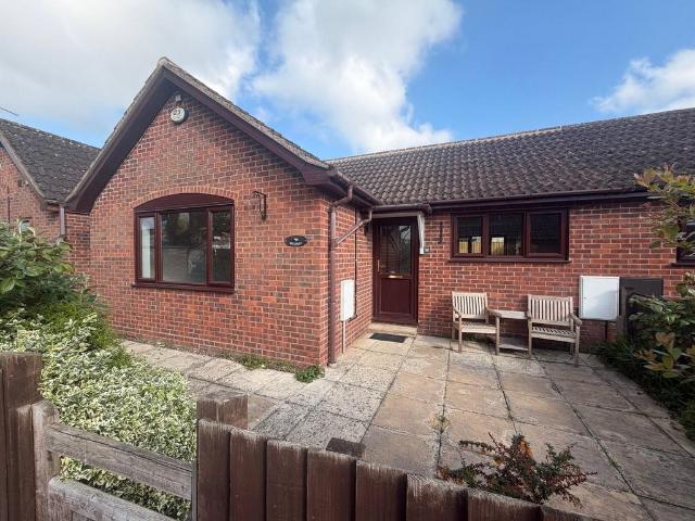 1 bedroom semi detached bungalow to rent