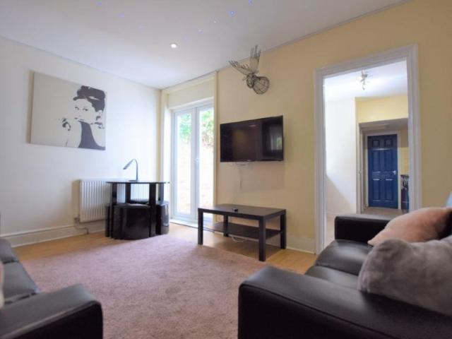 1 bedroom Semi detached house To Let