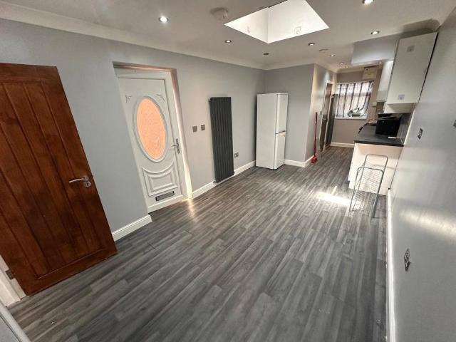 1 bedroom semi detached house to rent