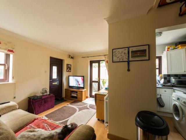 1 bedroom semi detached house to rent