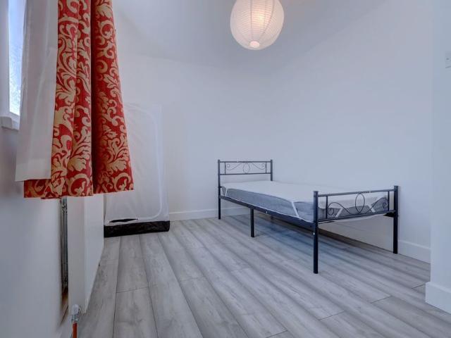1 bedroom semi detached house to rent