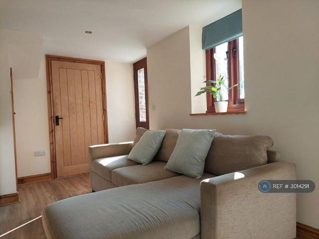 1 bedroom semi detached house to rent