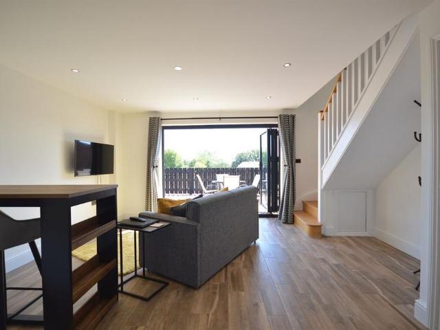 1 bedroom semi detached house to rent