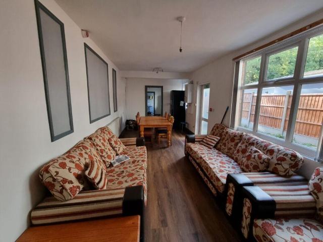 1 bedroom semi detached house to rent