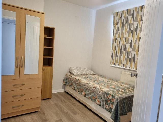1 bedroom semi detached house to rent