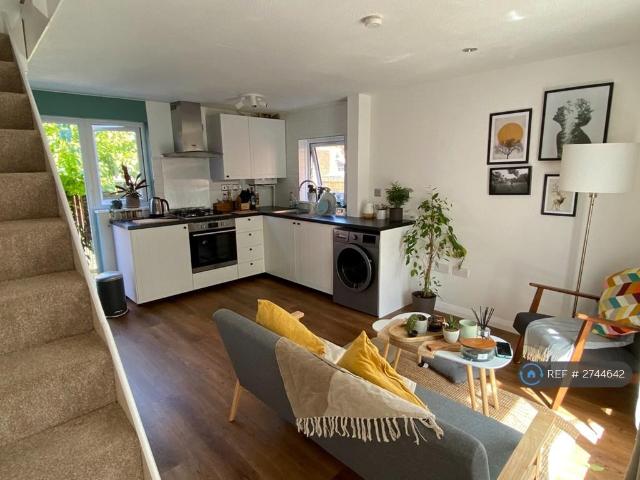 1 bedroom semi detached house to rent