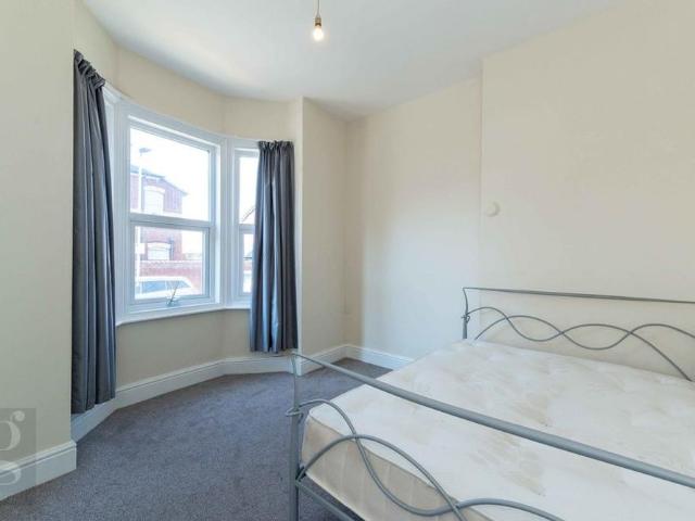 1 bedroom semi detached house to rent