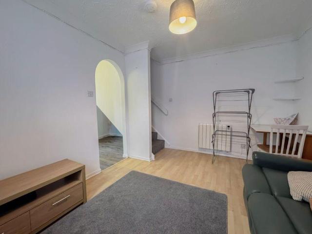 1 bedroom semi detached house to rent